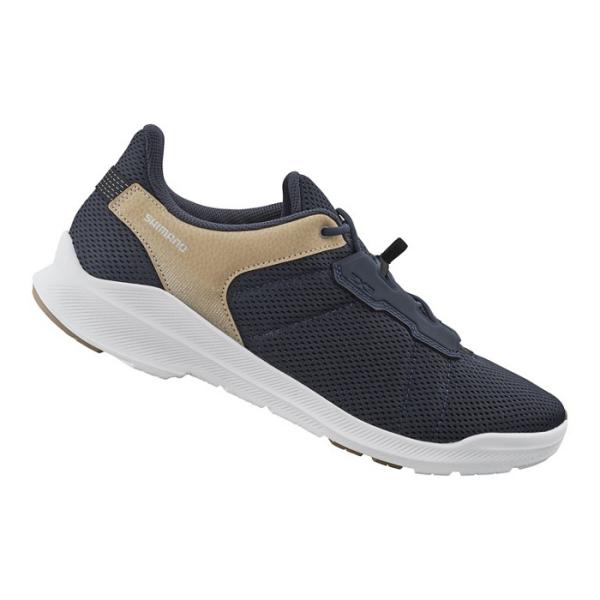 沖縄県への発送に送料無料は適用されません。購入金額に関わらず通常送料に別途加算されます。  街乗りや通勤に活躍する、スポーティなシティツーリングシューズ。 リサイクル素材をミッドソールに20％（重量比）使用し、よりサスティナブルへ。  レイ...