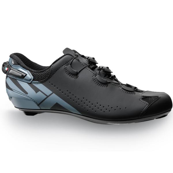 沖縄県への発送に送料無料は適用されません。購入金額に関わらず通常送料に別途加算されます。  プロ選手やオールラウンド向けに設計されたフラグシップモデルです。  Bioveg素材を用いたアッパー  TECNO-3 PUSH FLEX ダイヤル...