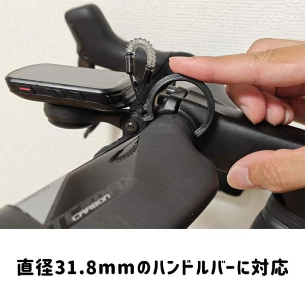 GPSサイクルコンピューターの脱落を防ぐ、ワンタッチで脱着できる命綱 ストラップは市販品だが、国産のパーツを使用している。 Edge 840 Solarの重量は89g。シリーズ最重量のEdge 1040でも133gなので、サイクルコンピュー...