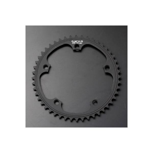 ※沖縄県への発送に送料無料は適用されません。購入金額に関わらず通常送料に別途加算されます。■P.C.D.:144mm ■Chain Size:1/2インチx1/8インチ ■Surface Finish:Anodized ■Color:Bla...