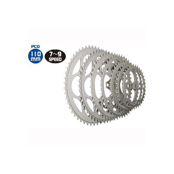 ※沖縄県への発送に送料無料は適用されません。購入金額に関わらず通常送料に別途加算されます。7-9スピード対応チェーンリング。クランクはそのままで、ワイドなギア比の変更に対応できます。■5アーム用■数量:1枚【材質】アルミ【カラー】シルバー【...
