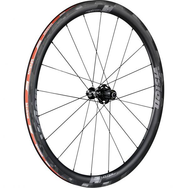 沖縄県への発送に送料無料は適用されません。購入金額に関わらず通常送料に別途加算されます。  軽量でバランスの良い40mmハイトのVISIONホイールの傑作品。 40mmハイト フルカーボンクリンチャーリム  P.R.A. ハブ ストレートプ...