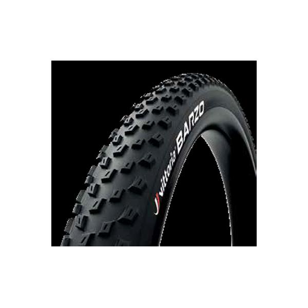 ※沖縄県への発送に送料無料は適用されません。購入金額に関わらず通常送料に別途加算されます。テクニカルなテラインにも対応するアグレッシブなトレッドデザインのXCタイヤ。 傾斜に沿って角度をつけたサイプ（ノブ上の溝）による高いコーナリンググリッ...