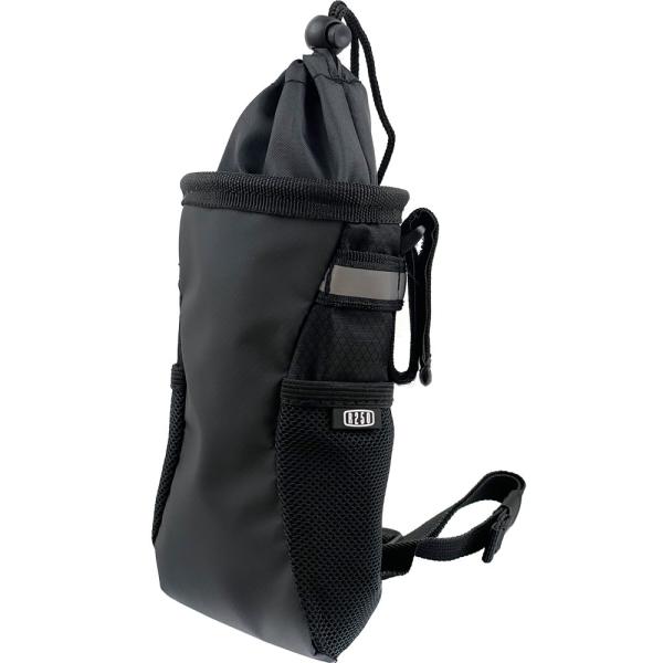 ちょっとした停車時間でも、携帯食やボトル、スマホやカメラをさっと取れる便利なポーチ ステム、ハンドル、フォークの3点にがっちり留めることができます。開口部は巾着紐タイプ。 トップチューブバッグのようにダンシングしたとき膝が当たることもありま...