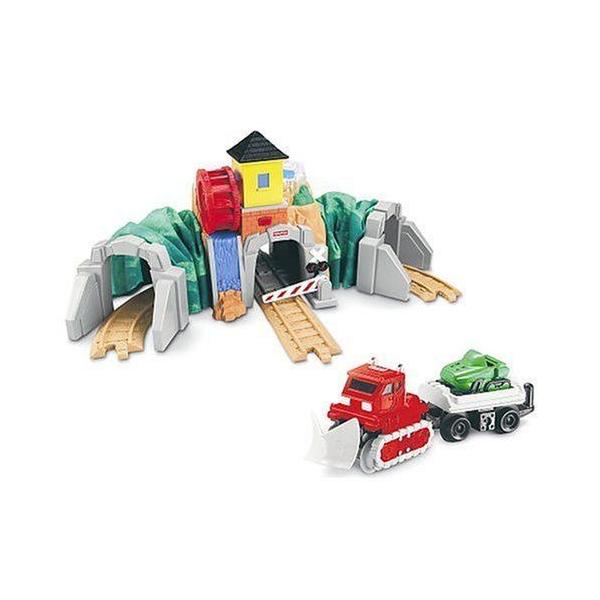 【商品名】Geotrax Rocky Falls Tunnel with Bonus of 1 Pile High Plowing and 1 Trailer with JetSki Mini Vehicl【カテゴリー】フィギュア