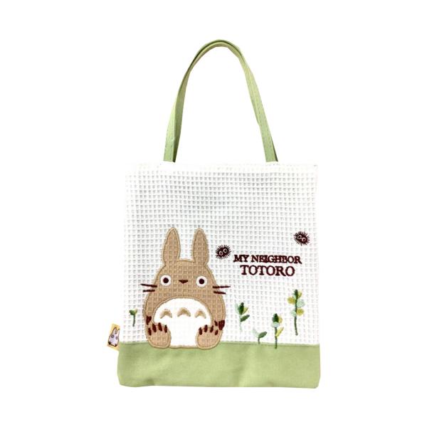 ジブリデザインのミニトートバッグです。春らしい軽やかな雰囲気と柔らかな色合いが可愛いワッフルシリーズのミニトートバッグです。■素材：　表生地：綿100%　中生地：ポリエステル80%、綿20%　刺繍糸：ポリエステル100%　アップリケ部分：綿...