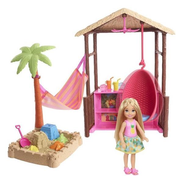 【商品名】Barbie バルビーチェルシードールとティキハットは、6インチブロンド人形、スイング付きの小屋、ハンモック、成形可能な砂、4型、4枚のストーリーテリングピース、3-7歳のギフトを備えた : Barbie Chelsea Doll...