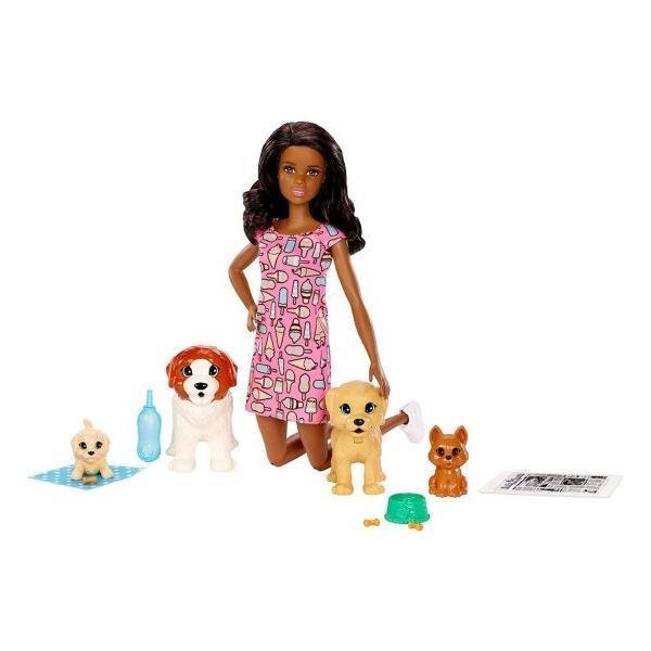 【商品名】Barbie バービードギーデイケアドール、ブルネット、ペットは、うんちとおしっこをする1匹の子犬、カラーチェンジペーパーなど、3-7歳の贈り物を含む4匹の犬と一緒にプレイセットをします : Barbie Doggy Daycar...