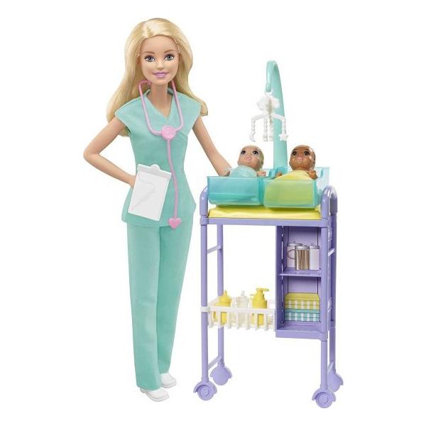 【商品名】Barbie バービーベビードクターは、ブロンド人形、2つの幼児人形、試験テーブルとアクセサリー、聴診器、チャート、3歳以上のモバイルでプレイセットをプレイします : Barbie Baby Doctor Playset with...