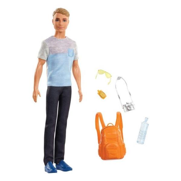 【商品名】Barbie バービートラベルケンドール、ダークブロンド、カメラとバックパックを含む5つのアクセサリーを備えた3-7歳の : Barbie Travel Ken Doll, Dark Blonde, with 5 Accessor...