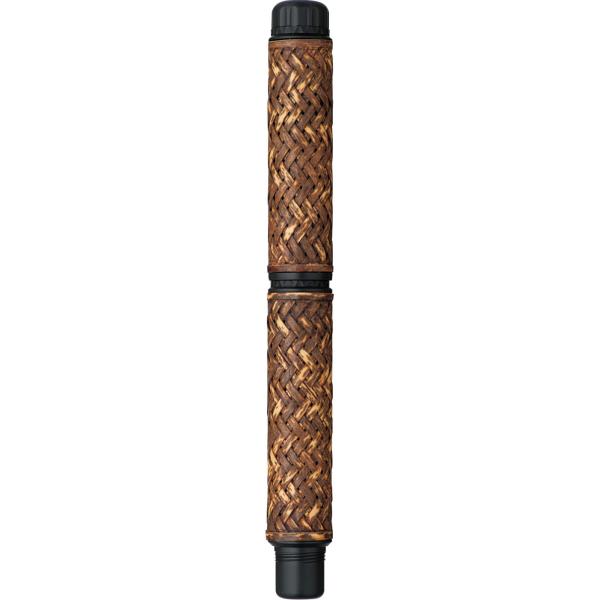 貴重な虎斑竹を使い伝統工芸士が軸に横網代（よこあじろ）編込みを施し漆で仕上げました。竹の織りなすパターンが美しくアンティークな佇まいを醸し出し、手に馴染む万年筆に仕立ています。＜歴史＞竹細工の歴史は古く、日本人の生活文化と密接に関わってきま...