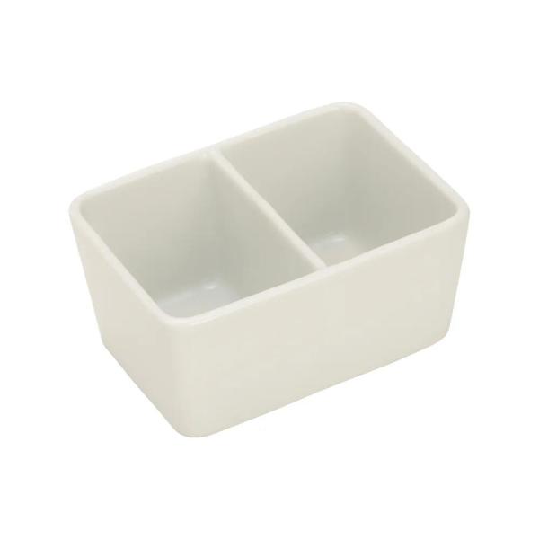 日本画や水彩画の制作には水をたっぷり使うため、なるべく大きい筆洗器が必要です。陶器製の筆洗器はプラスチック・樹脂製のものと比べると重いので机の上で転倒しにくく、汚れが落ちやすくなっています。■サイズ：12cm・（H）9cm■2つ仕切り・陶器...