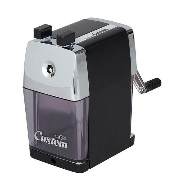 カスタムは、耐久性に優れた金属製のボディと通常の鉛筆削りの約3倍の大きさを持つ「大容量のクズ箱」が特徴の鉛筆削りです。学校や塾での共有に最適です。【商品特長】1：落下などの衝撃に強い金属製ボディ2：安定感のある大型サイズ　※A5PR3と比較...