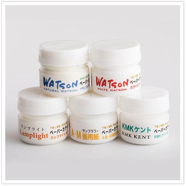 紙の白を残したい部分に誤って色を塗ってしまったとき、普通の絵具のホワイトを使って修正すると紙の色より白く浮いてしまいます。ペーパーカラー修正絵具なら、その紙の色へ混色の手間なく手軽に修正することが出来ます。白文字、サイン、ハイライト部分の加...