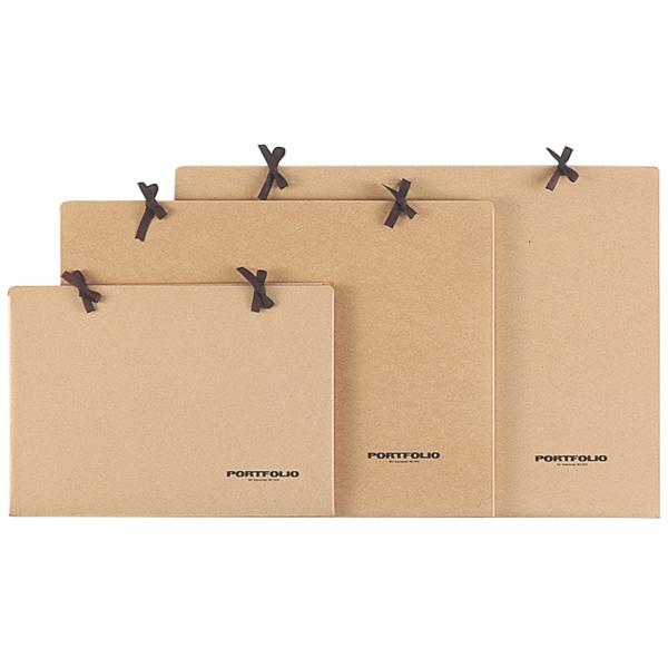 ※画像左側の商品です。作品の保護に使用するポートフォリオです。【特長】・紙や図面などを保護する厚手のクラフトボール製。・収納・携帯用に便利です。【商品仕様】■本体寸法：縦422×横301×厚12mm■重量（1枚あたり）：290g■表紙素材：...