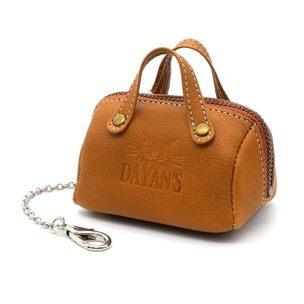 革のボストンバッグがミニチュアに！フォルムがかわいいボストン型小物入れです。入口はファスナー開閉でしっかり閉められます。チェーン付きで引っ掛けられるので、バッグチャームにしても可愛いです。素材：牛革サイズ： 約H76×W85×D55mm製造...