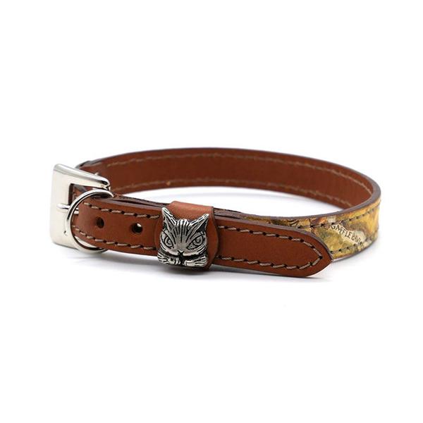 クラシカルな雰囲気が魅力的なわちふぃーるどの古地図柄を使って、猫ちゃん用のレザー製首輪を作りました。シックなデザインに、ダヤンの金具がワンポイントになっています。素材：牛革、他部材対応首回りサイズ：約215〜255mm本体サイズ：長さ310...