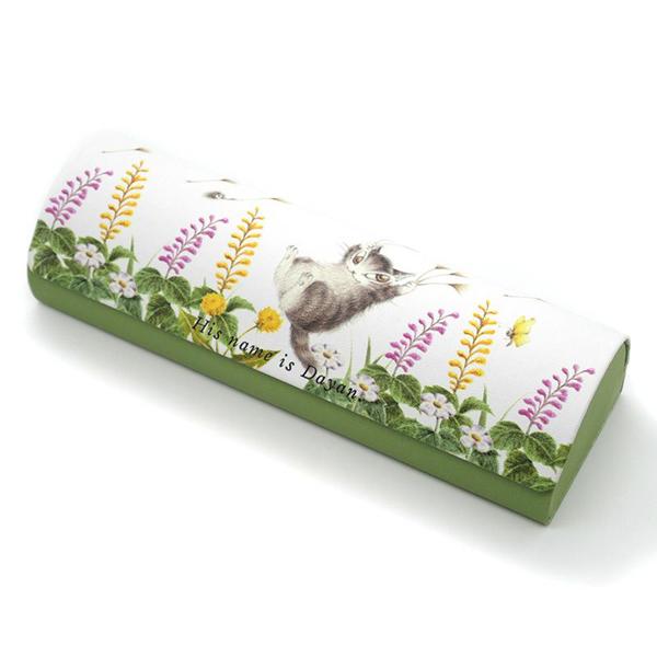 バッグの中でかさばりにくい、小ぶりメガネケースです。鉄製なので、荷物の中でメガネをしっかり守ります。開閉はマグネット。メガネ拭き付きです。素材：PU、鉄、ベルベット　［メガネ拭き］ポリエステル本体サイズ：約H35×W155×D50mmメガネ...