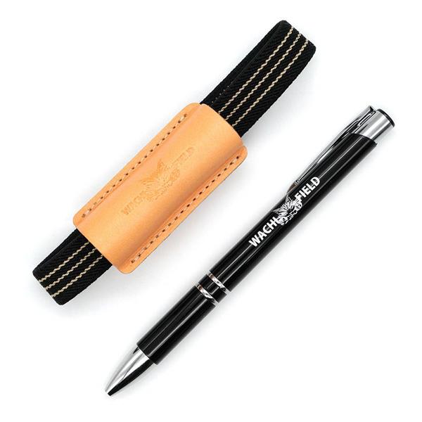 わちふぃーるどのWFスケジュールやA6スケジュールにちょうど良いサイズのゴムバンドです。バッグの中で手帳が開いてしまうのを防ぎます。革製のペンホルダーは、太軸ペンも挿せる仕様。付属のペンは軽くて書き味なめらか。インクは黒です。※付属のペンは...