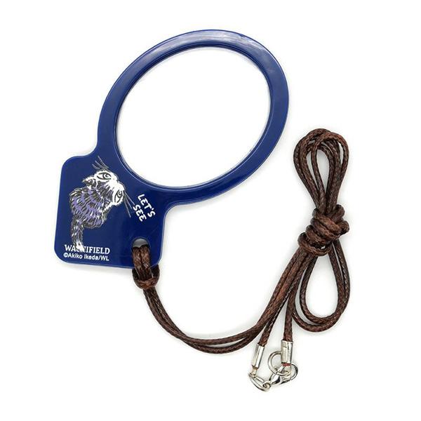 読み物にぴったりなルーペです。約1.8倍に拡大します。首に掛けられるネックレス仕様です。素材：ポリカーボネート、合成皮革、合金フレーム部分サイズ：約H87×W48×D4mm重さ：約14.6g製造：中国