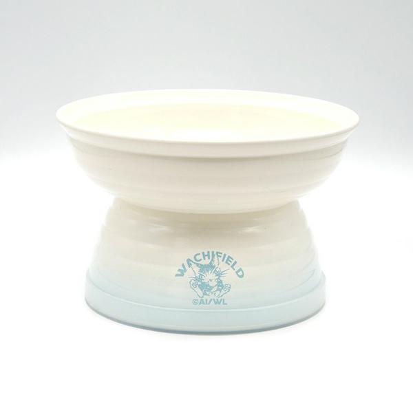 軽くて扱いやすい樹脂製のフードボウル。割れにくいのでいたずら好きなペットにも安心です。素材：PET、ABS樹脂、ウレタン塗装、シリコーンゴムサイズ：約Φ129×H82mm容量：約235ml電子レンジ可（滑り止めのシリコーンゴムは不可。取り外...