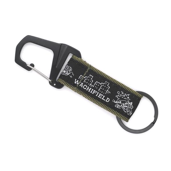 ベルト通しやバッグに取り付ける、シンプルで実用的な二重リング付きカラビナです。鍵や小物を身に着けたりと、日常使いに便利なアイテムです。素材：ポリエステル、他部材サイズ（金具含まず）：約70×25×7mm製造：中国