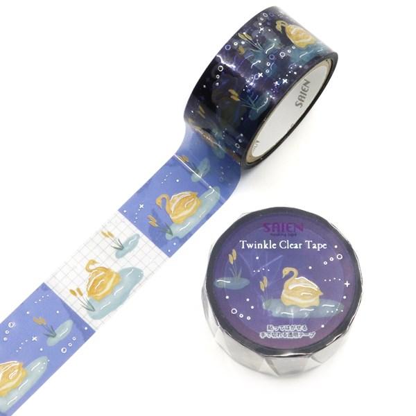 クリア素材ならではの透け感とホログラム箔を使用した豪華な透明マスキングテープです。今回はおかしなスイーツがテーマ!手で簡単に切れて手帳やガラスなどの様々なデコレーションにオススメです♪●サイズ:幅20mm×3m巻●生産国:日本●素材:PET・箔