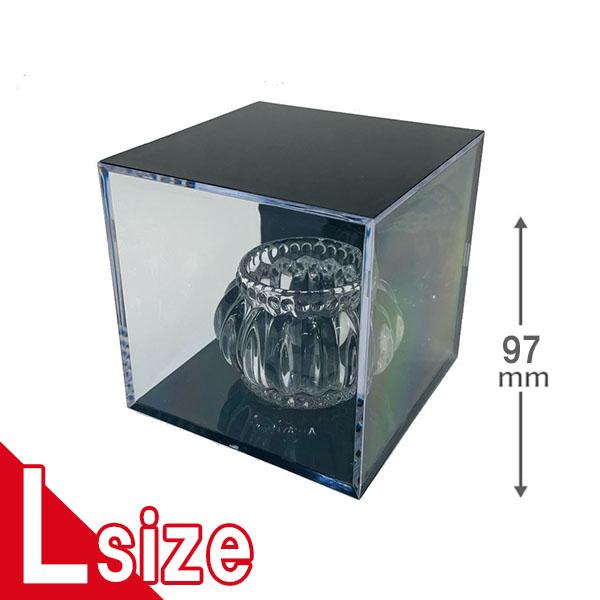 つなぎ目のないクリア×ブラック２色使いの正六面体ケースです！強化タイプの樹脂を使用しているので破損しにくく、耐久性もあります。1個でも綺麗にディスプレイができますが、つなぎ目が無いので、同じサイズだけでなく他のサイズのミノルキューブをタテに...