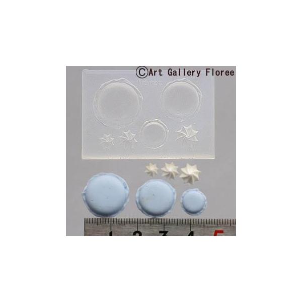 レジンクラフトやクレイクラフトに！同じ大きさ物を2つ抜いてかわいいマカロンが出来ます！●全体サイズ：W50xD8xH30mm●パーツサイズ：約18・15・11mm（おまけのホイップ型付）●材質：シリコーンゴム●対応素材：樹脂粘土・軽量粘土・...