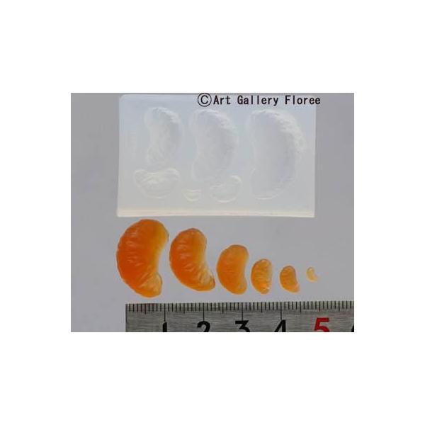 レジンクラフトやクレイクラフトに！レジンや粘土の型取りに最適なシリコンゴム製のソフトモールドです。かわいいみかんができちゃいます。樹脂粘土・軽量粘土・オーブン粘土・レジン・銀粘土・UVレジンなどに使えます。●全体サイズ：50ｘ30ｘ10mm...