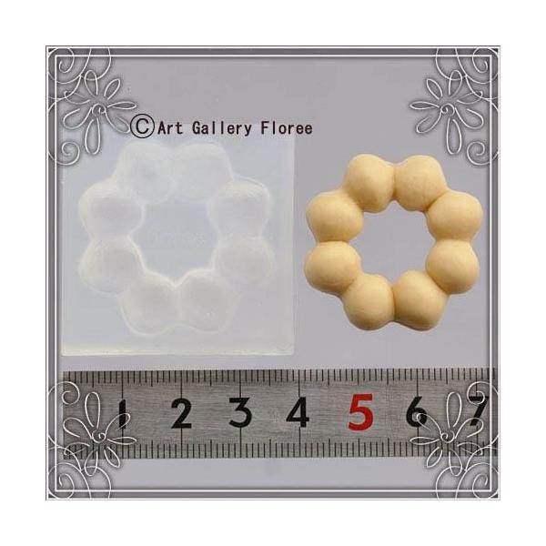 レジンクラフトやクレイクラフトに！LLサイズのドーナツです。クリームを挟んだり、トッピングなどをして楽しめます。●全体サイズ：W35xD8xH35mm●パーツサイズ：直径約34mm●材質：シリコーンゴム●対応素材：樹脂粘土・軽量粘土・オーブ...