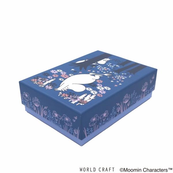 大切なポストカードや年賀状などの収納にぴったりな収納ボックス。L版の写真などを収納したり、プレゼントボックスとして使っても◎箱の側面や内側にもお花が咲いています。●本体サイズ：横115×縦160×厚さ50mm　　　　内寸：横105×縦150...