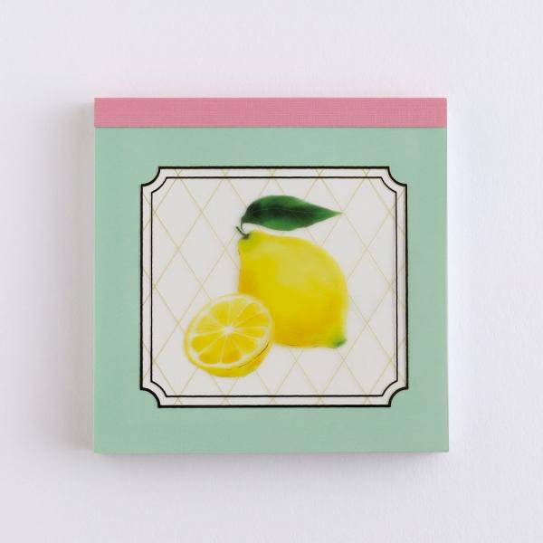 みずみずしいフルーツのイラストとカラフルな色味で日常を彩るメモ帳。硬質塩ビの表紙には箔押しが施されています。●サイズ：横100×縦100mm●内容：中紙×100枚（4柄×各25枚）●素材：硬質塩ビ・紙●Made in Japan