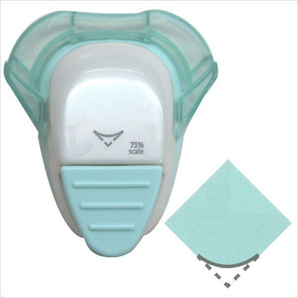 定番の角丸タイプです。写真の角をカットするだけで、優しい雰囲気に。市販のカードや名刺をカットしています、という方も！●本体サイズ：幅75×奥51×高110mm ＊用紙適正厚：一般的なコピー用紙2枚程度＊紙専用です。