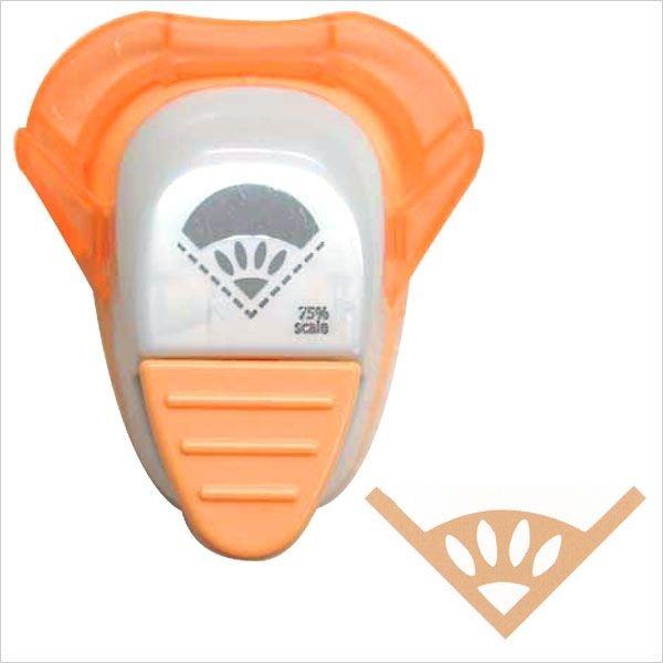 軽い力で抜きやすい親指パンチ（レバーを押す爪きりのようなタイプのクラフトパンチ）です。写真やマットのコーナーをエレガントな形にカットしたり、写真を挟みこめるような形にカットする事ができます♪ガイドを外して使用するとボーダー柄を作ること可能で...