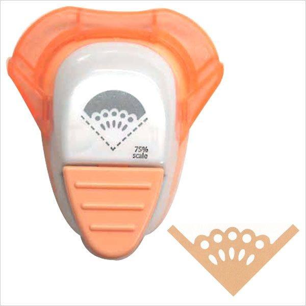 軽い力で抜きやすい親指パンチ（レバーを押す爪きりのようなタイプのクラフトパンチ）です。写真やマットのコーナーをエレガントな形にカットしたり、写真を挟みこめるような形にカットする事ができます♪ガイドを外して使用するとボーダー柄を作ること可能で...