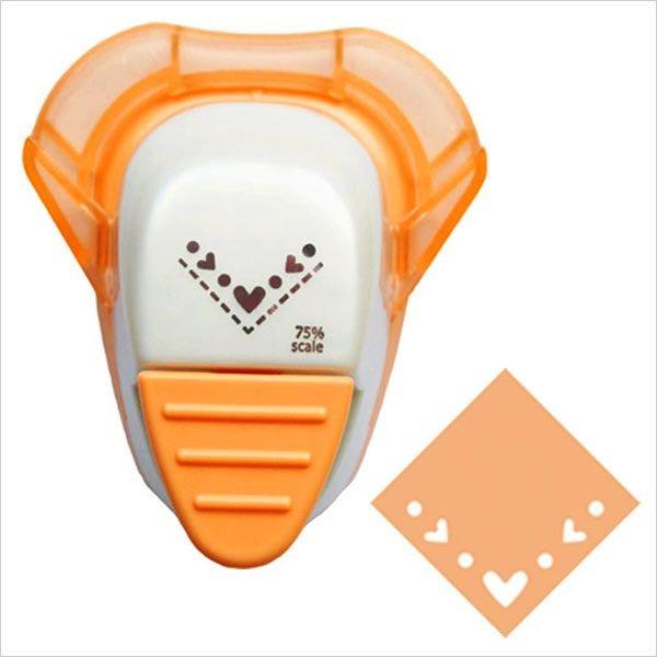 軽い力で抜きやすい親指パンチ（レバーを押す爪きりのようなタイプのクラフトパンチ）です。写真やマットのコーナーにかわいい柄を抜くことができます♪ガイドを外して使用するとボーダー柄を作ること可能です！●本体サイズ：幅75×奥51×高110mm ...