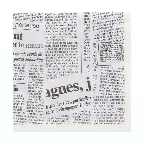 ２層タイプのペーパーナプキンです。白地に黒で英字新聞柄が印刷されています。テーブルではもちろん、サンドイッチやお弁当に添えたり、カトラリーを包んだり、使い途いろいろです。日本製。約２５０×２５０ｍｍバージンパルプ１００％