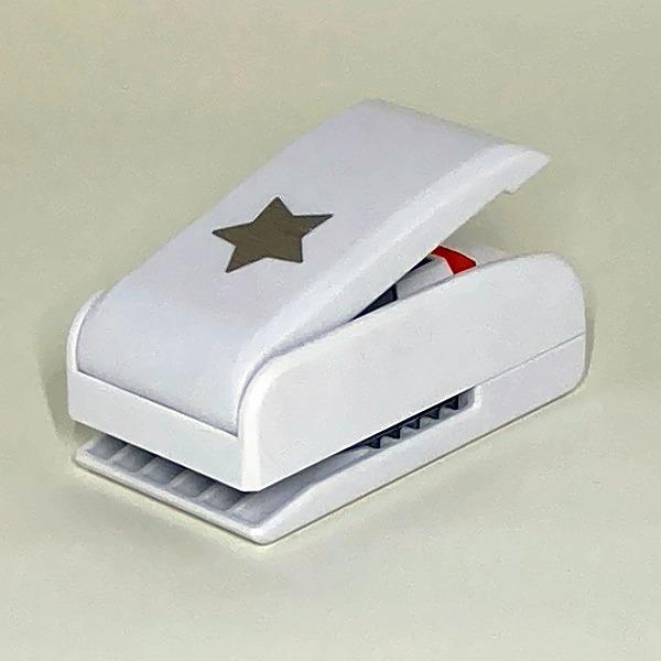 余分な力を必要とせず、スムーズな抜き心地。大量生産もらくらく!軽量で取り回しやすいので片手でも簡単に抜けて連続パンチが可能です。裏面から抜きポジションを目視できます。本体は白を基調としたシンプルかつスタイリッシュなデザイン。ロック機構により...