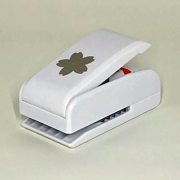 余分な力を必要とせず、スムーズな抜き心地。大量生産もらくらく!軽量で取り回しやすいので片手でも簡単に抜けて連続パンチが可能です。裏面から抜きポジションを目視できます。本体は白を基調としたシンプルかつスタイリッシュなデザイン。ロック機構により...