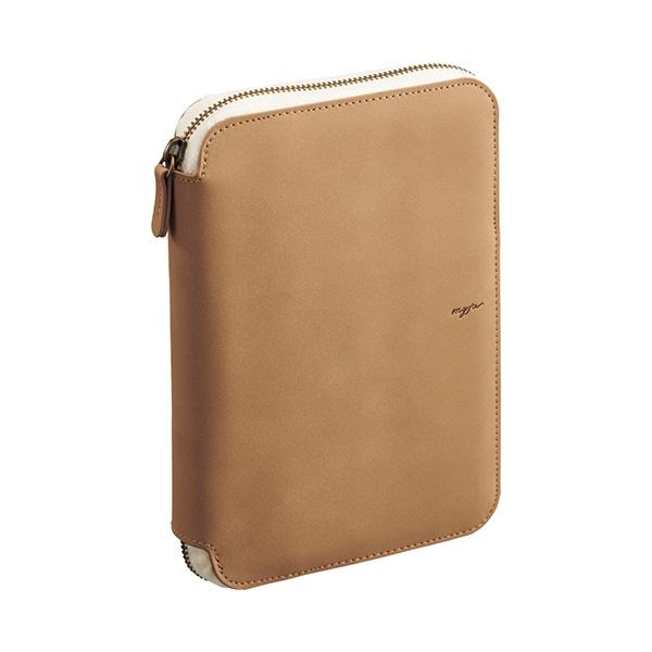 リーフや写真が収納できるサイドインポケットが付いております。缶バッジが付けられるメッシュポケットはペンやアクリルスタンドの収納にも便利です。JIS規格の多穴リーフもとじられるミニ6穴とじ具のバインダーです。着脱しやすい下敷きが付いております...