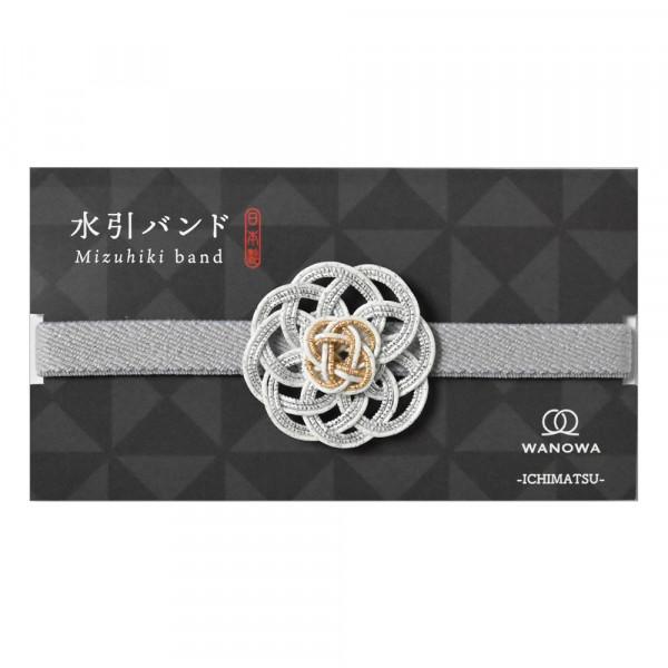 凝った水引がついたゴムバンドです。銀と金でまとめたシンプルで男女問わず使いやすいデザインです。朱印帳や手帳のバンド、ラッピングなどにお使いいただけます。●サイズ：縦63×横115mm●ゴムバンド：内径70mm×10mm幅
