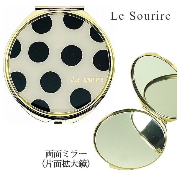 華やかな柄が可愛いコンパクトミラーです。片面はアイメイクやコンタクトの装着に便利な拡大鏡になっています。ロゴはゴールドの箔押しになっています。コンパクトサイズなのでかさばらず、持ち運びに便利です！●サイズ：約73×77×10mm●主材：金属...