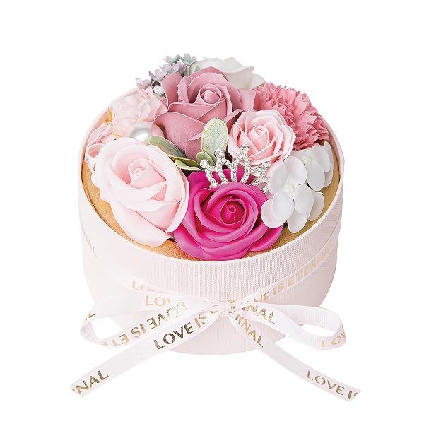 枯れないので、美しい状態のまま飾って楽しめるお花。大切な方へ様々なシーンでのプレゼントにはもちろん、ご自宅用としても人気のアイテムです。プラスチックドームの中に散りばめられたソープフラワーです。パールと光り輝くティアラがポイント！花びら一枚...