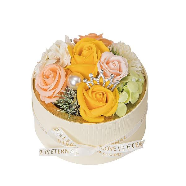 枯れないので、美しい状態のまま飾って楽しめるお花。大切な方へ様々なシーンでのプレゼントにはもちろん、ご自宅用としても人気のアイテムです。プラスチックドームの中に散りばめられたソープフラワーです。パールと光り輝くティアラがポイント！花びら一枚...