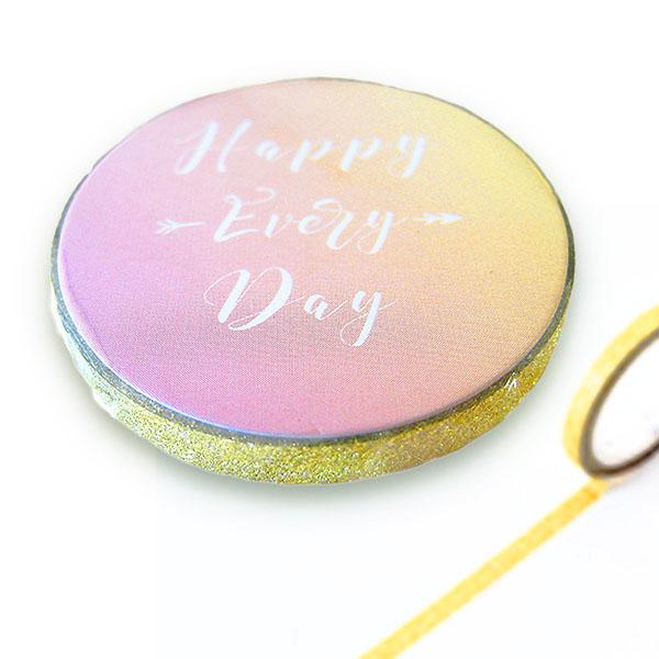 ざっくりキラキララメがゴージャスで可愛いグリッターテープです。細テープなのでカードや手帳のデコレーションにはもちろん、小物のワンポイントやデコレーション、ギフトのアクセントにおすすめです。●Happy Every Day ゴールド●サイズ・...