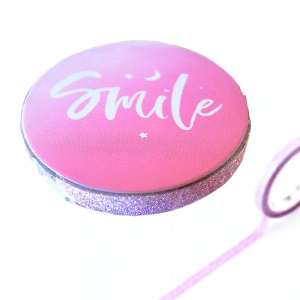 ざっくりキラキララメがゴージャスで可愛いグリッターテープです。細テープなのでカードや手帳のデコレーションにはもちろん、小物のワンポイントやデコレーション、ギフトのアクセントにおすすめです。●Smaile ピンク●サイズ・重量：パッケージサイ...