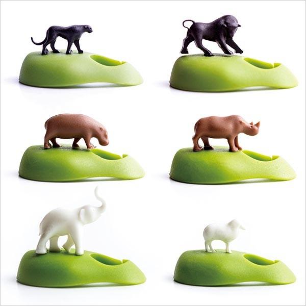 暖かい国に住んでいる6種類の動物たちのグラスマーカーです。ワイングラスのプレート部分にちょこんとつけて、自分のグラスの目印に♪パーティやイベントなどで活躍するお洒落なアイテムです。●サイズ：約W32xD43xH19〜32mm●入り数：6種類...