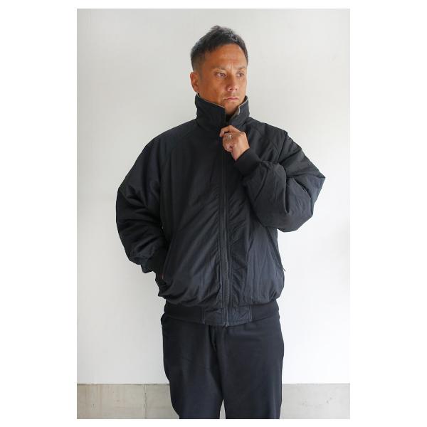 BIGMIKEからFleece Nylon Jacketが入荷しました。マットでシャリ感の強いナイロン素材、シンプルながら動きやすさを重視したサイズ感のアウターです。多少の雨風ならこちらで十分対応可能な万能アイテム。首もとは深く上まで閉まる...