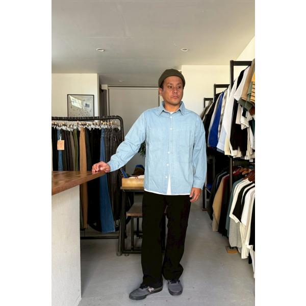 【商品説明】BIGMIEよりDenim Utility Long Sleeve Shirtが入荷しました。ミリタリーとワーク、二つのルーツを融合させた、デニム・ユーティリティシャツ。フロントに配置された大きめのフラップ付きポケットが視覚的な...